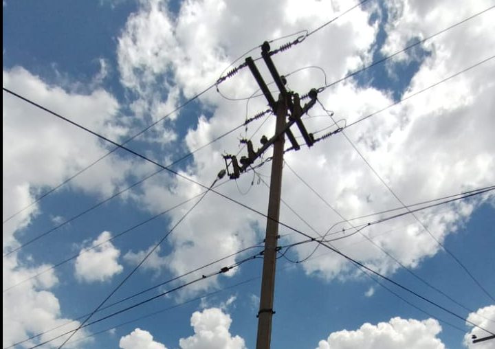 Solicitan atención de la CFE por poste averiado - NTR Zacatecas