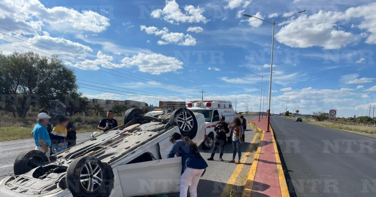 Mujer Resulta Lesionada Tras Volcar Sobre La Carretera Federal 45 Ntr