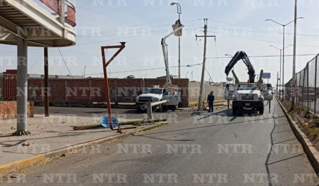 Autobús derriba tres postes en boulevard Jesús Varela Rico - NTR Zacatecas