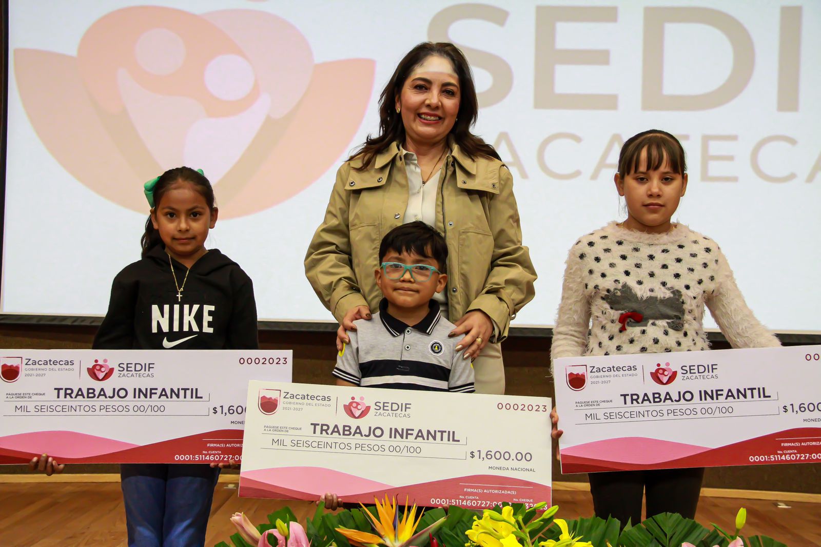 Entrega SEDIF becas a niños y adolescentes - NTR Zacatecas