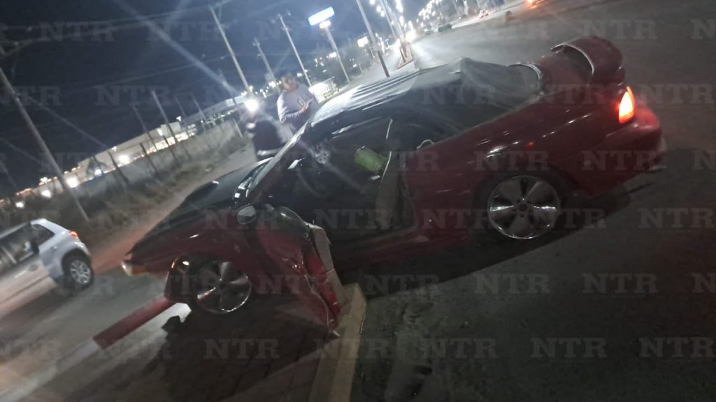 Impacta automóvil contra luminaria de bulevar Jesús Varela Rico - NTR ...