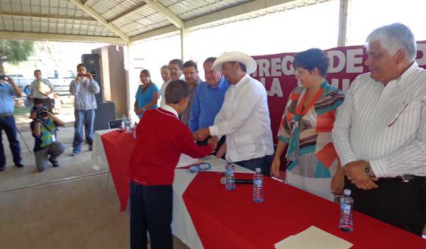 Entregan 249 becas a alumnos de Tepechitlán - NTR Zacatecas
