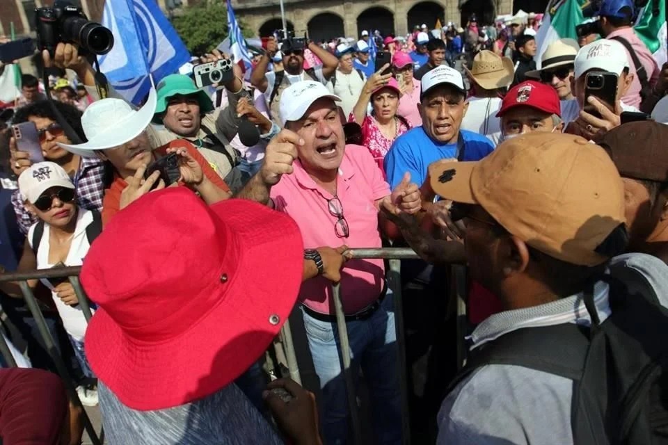 Se arman empujones y gritos entre CNTE y Marea Rosa - NTR Zacatecas