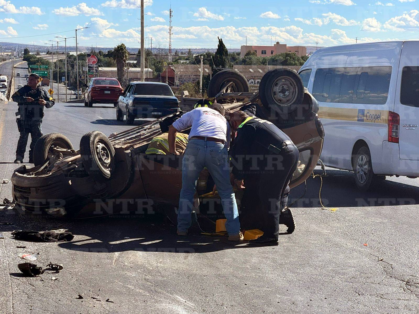 Pareja resulta severamente lesionada tras volcadura - NTR Zacatecas