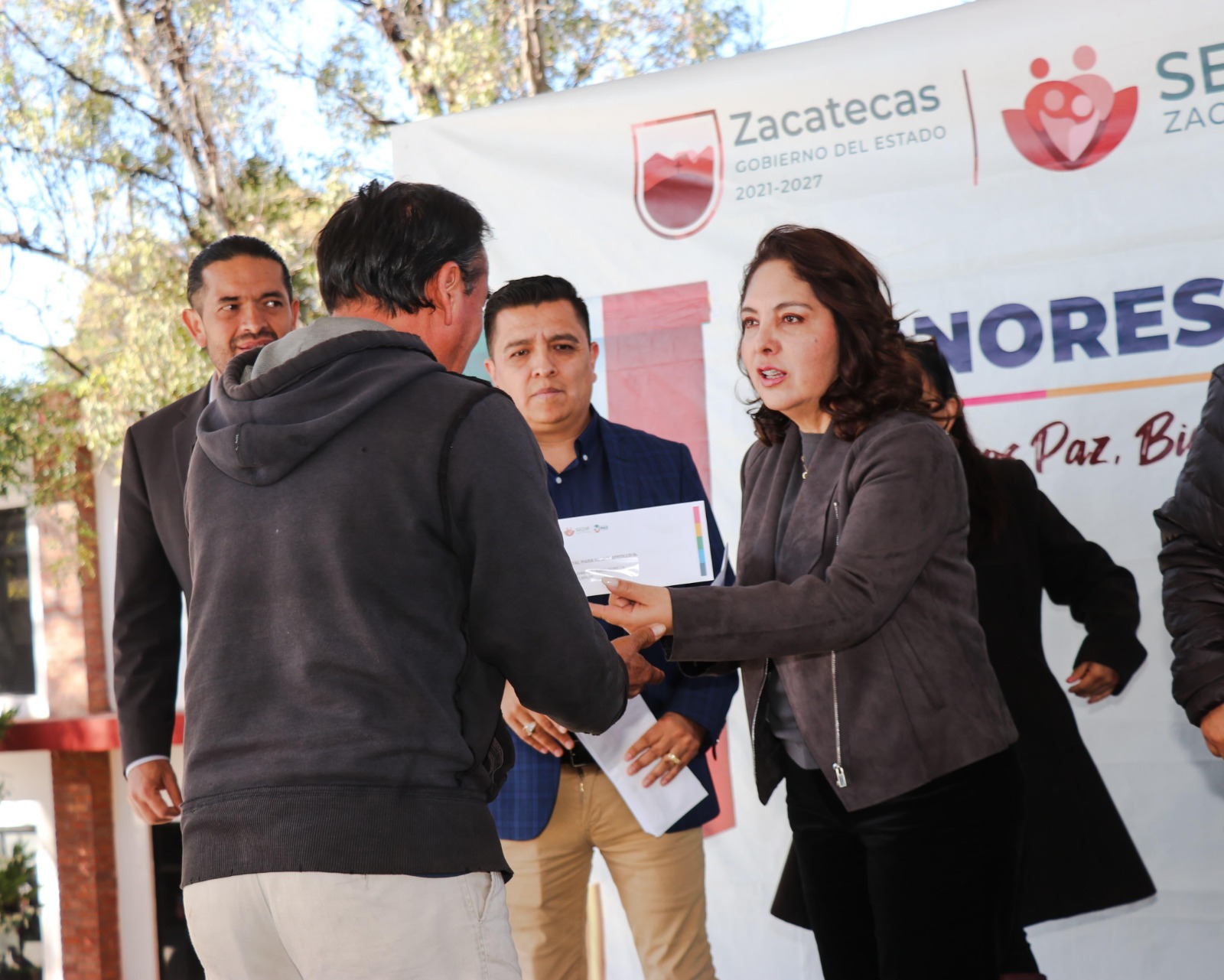 Entrega SEDIF apoyos económicos - NTR Zacatecas