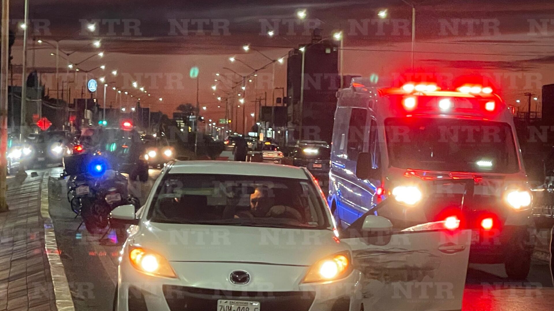 Deja daños materiales volcadura en la Enrique Estrada - NTR Zacatecas