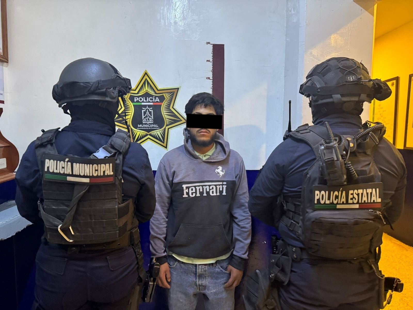 Arrestan a 2 hombres; tenían droga y armas - NTR Zacatecas