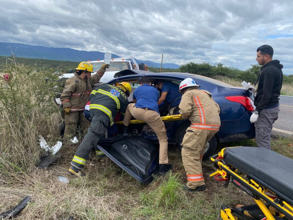 Aparatoso accidente en carretera federal 23; una mujer lesionada - NTR Zacatecas