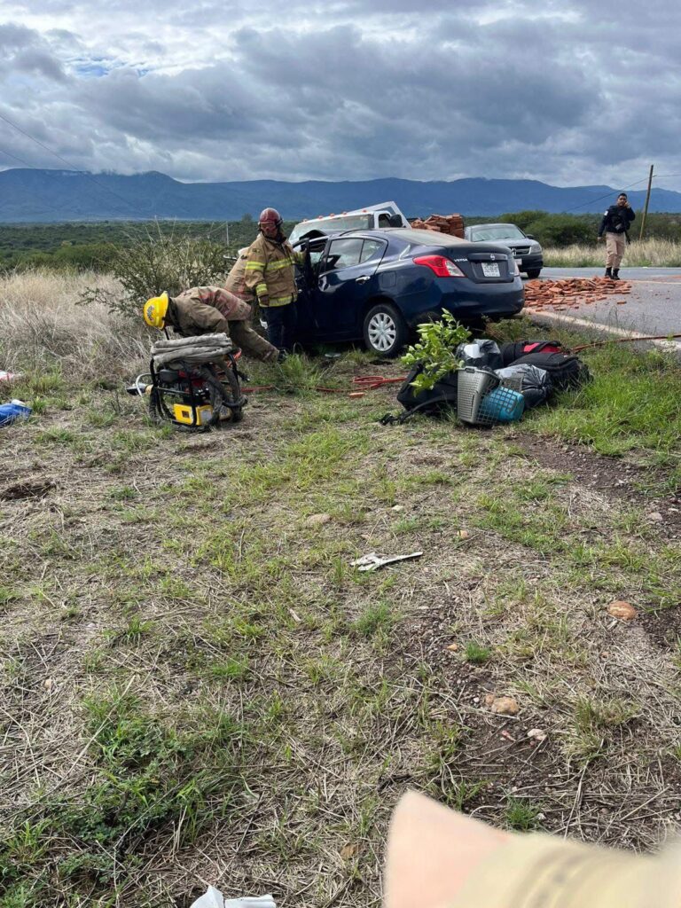 Aparatoso accidente en carretera federal 23; una mujer lesionada - NTR Zacatecas