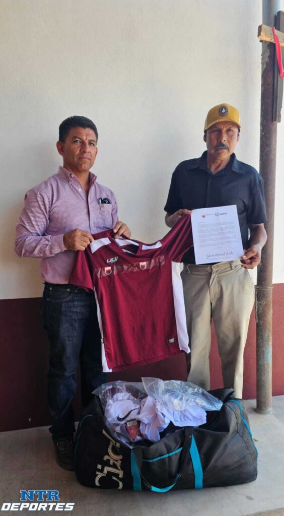 Entrega DMA uniformes a equipo de Puebla del Palmar - NTR Zacatecas