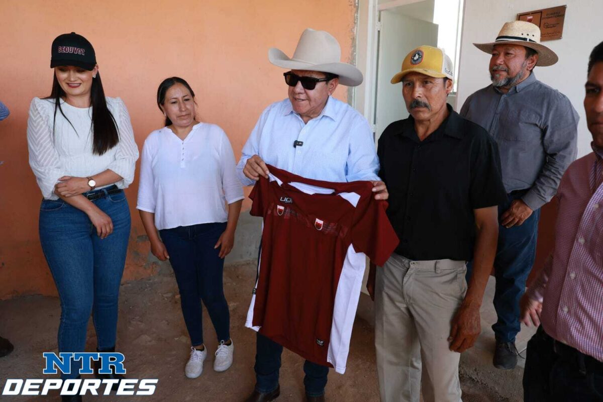 Entrega DMA uniformes a equipo de Puebla del Palmar - NTR Zacatecas