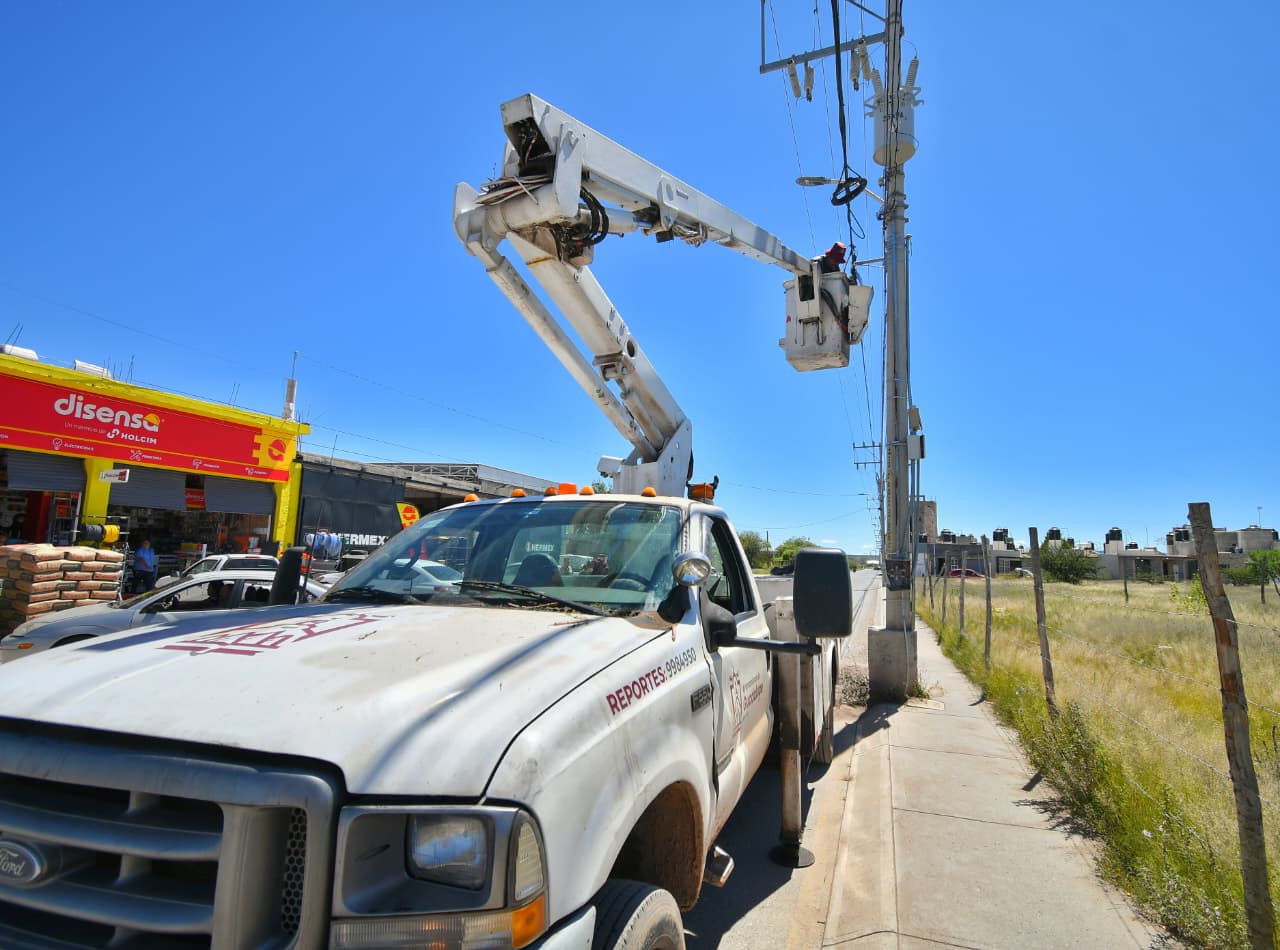Reparan alumbrado público en la avenida Granada - NTR Zacatecas