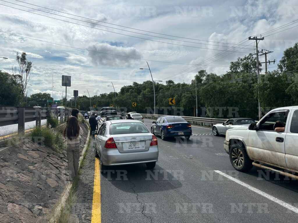 Auto descompuesto ocasiona choque vehicular - NTR Zacatecas