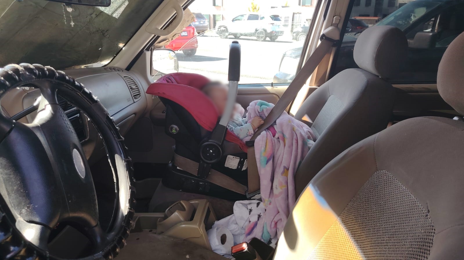 Dejan a menor en un vehículo cerrado; la atienden paramédicos - NTR ...