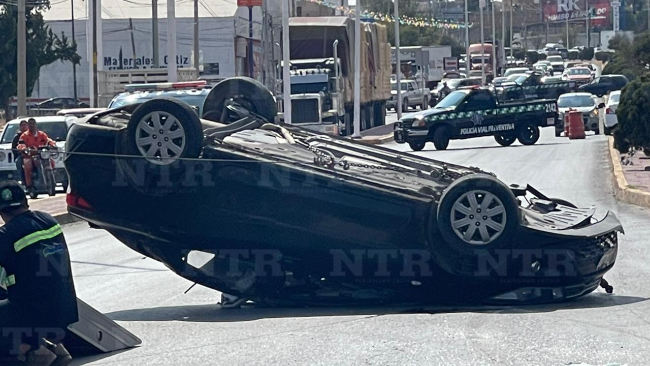 Se vuelca auto en el Jesús Varela Rico - NTR Zacatecas
