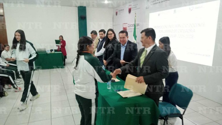 Entrega Cobaez reconocimientos a docentes y alumnos - NTR Zacatecas