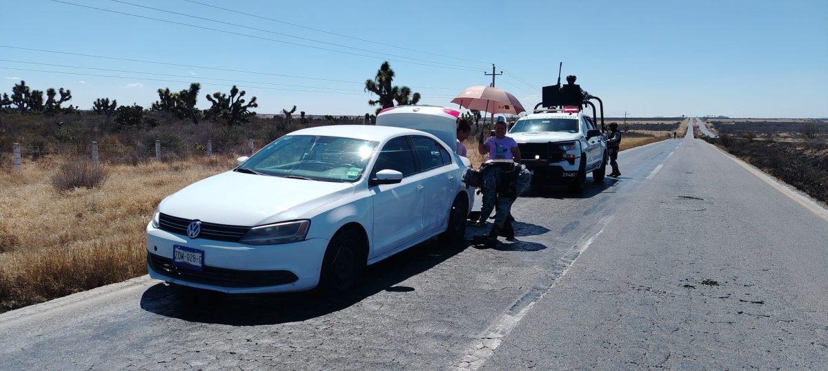 Guardia Nacional brinda apoyo a familia en carretera - NTR Zacatecas